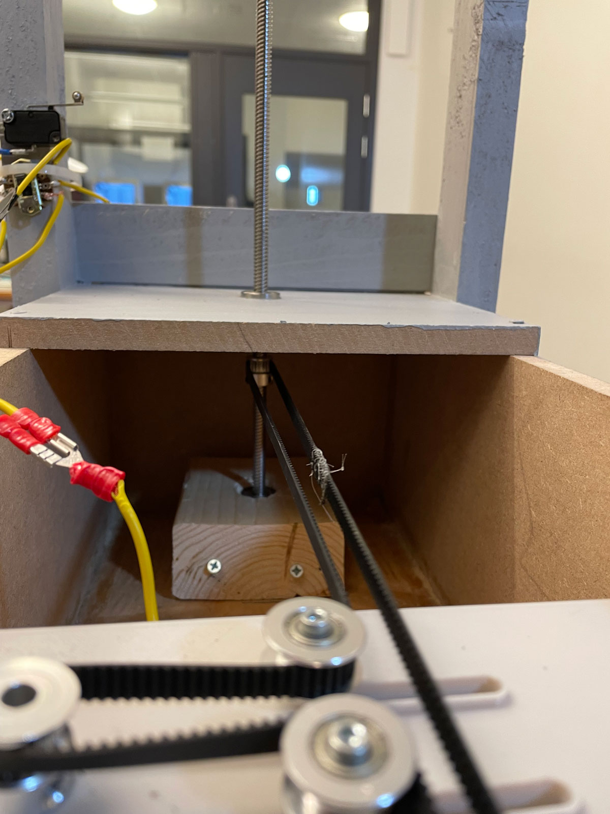Motorized monitor lift – BTH Innovation Labs